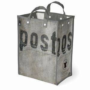 おすすめ目的地ではごみ袋をセットしてゴミ箱として、帰りはゴミ袋を取り出して他の荷物をいれて、持ち帰ることもできる優れもの。内側のドットボタンでごみ袋を固定します。付属のプレートを取り付けることで開口し、使いやすくなります。サイドには、替えの...