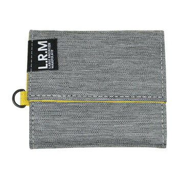 切符ポケット付きのミニ財布。小銭入れが外側についているのでガバッと開いて見やすい仕様。外側のDカンや、内側にも二重リング、切符ポケットがついているので機能的なミニ財布です。※手作業での計測のため誤差が生じる場合がございます。※モニター設定や...