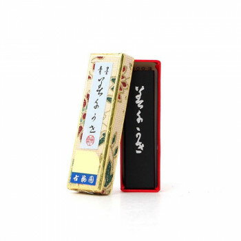 油煙と膠に本藍を入れて作った青墨青味が強く濃くしても青味のかった墨色です。水墨画、俳画、書にもおすすめです。サイズ個装サイズ：8×2×1cm重量個装重量：30g仕様七分形生産国日本fk094igrjs