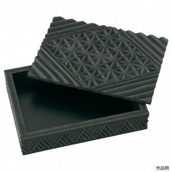 全面黒彫板だから彫りやすい!ハガキ箱を作成できるキットです。商品は無地となります。サイズ個装サイズ：17×22×3cm重量個装重量：220g素材・材質PVC、炭酸カルシウム仕様黒彫板天板:185×132×10mm黒彫板側板:185×37×1...