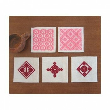 日本の伝統刺繍「こぎん」のキット津軽地方の人々が厳しい寒さを凌ぐ為に、布に木綿糸で刺し子をしたのが始まりとされるこぎん刺し。実用的なアイテムで、初めての方にもやさしいキットです。技術レベルは初級〜中級者向。※こちらはこぎんキットです。完成品...