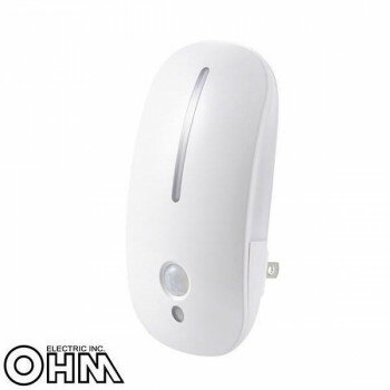 コンセントに差し込んで簡単に設置できるLEDナイトライト。周りが暗くなるとほのかに点灯、人が近づくと明るく点灯します。センサーモードと常時点灯の切替が可能です。絶縁カバー付プラグでトラッキング火災を予防します。サイズ約幅57×高さ114×奥...