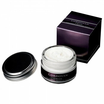 コードバン革専用クリームです。ワックスの割合を増やし、水分を減らすことで、お手入れ時の摩擦を軽減。風合いを保ちツヤと潤いを与えます。塗布の伸びをよくする流動パラフィン、繊維のケバ立ちを抑えるアクリル樹脂、しなやかさと潤いを与えるホホバオイル...