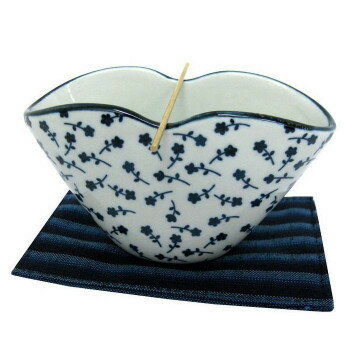 うずまき型専用香立うずまき型のお香をもっと楽しんでもらえる専用の香立です。和風古典柄デザインで落ち着いた雰囲気に仕上げています。香立以外に、小花を入れる花瓶として等アイデア次第で様々な用途にお使い頂けます。こちらの商品は、色柄等に多少の違い...