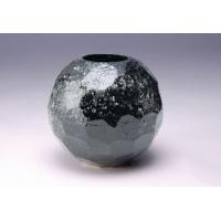 信楽焼ならではの微妙な美しさが際立つ花瓶です。豊かな色彩、自由なフォルム。自然の香りそのままに確かな存在感を放ちます。信楽焼の最大の魅力は土味そのままの大らかさ…。その豊かな美しさを心ゆくまで楽しんでください。サイズ20φ×19cm個装サイ...