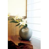 信楽焼ならではの微妙な美しさが際立つ花瓶です。豊かな色彩、自由なフォルム。自然の香りそのままに確かな存在感を放ちます。伝統が息づく確かな技。手仕事の匠が創り出す美しさをお楽しみ下さい。サイズ25φ×24.5cm個装サイズ：27×27×27c...