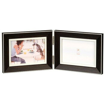 木目調とシルバーラインが印象的なフォトフレーム。落ち着きのある木目調とシルバーラインが印象的なフォトフレームです。※ご使用のモニター・撮影状況により色味が異なって見える場合がございます。サイズ個装サイズ：16×20×4cm重量個装重量：40...
