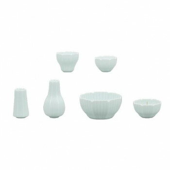 軽やかな厚みと細やかなラインが美しい具足6点セット鍋島虎仙窯とのコラボ商品。軽やかな厚みと細やかなラインによって繊細な印象に仕上げました。サイズ個装サイズ：30×30×20cm重量個装重量：1000g素材・材質磁器セット内容前香炉、花立、火...