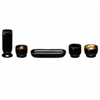花立、灯立、寝かせる線香皿、茶湯器、仏器の5点セットシンプルなデザインの五具足です。花立、灯立、寝かせる線香皿、茶湯器、仏器がセットになっています。サイズ個装サイズ：30.0×20.0×15.0cm重量540g個装重量：650g素材・材質本...