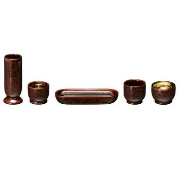 花立、灯立、寝かせる線香皿、茶湯器、仏器の5点セットシンプルなデザインの五具足です。花立、灯立、寝かせる線香皿、茶湯器、仏器がセットになっています。サイズ個装サイズ：30.0×20.0×15.0cm重量540g個装重量：650g素材・材質本...