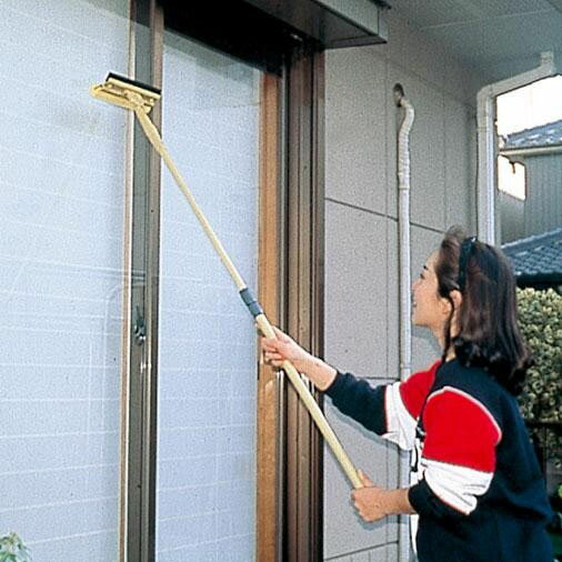 伸縮式なので高いところもラクラク♪スポンジで洗いゴムヘラで水切り仕上げをします。低いところは柄を取り外してハンドサイズで使えます。サイズ全長:88〜136cm(伸縮)、巾:24cm、ハンドサイズ:24×17×8cm個装サイズ：88×24×2...