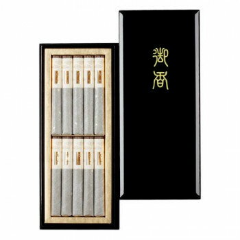 幽玄で奥深い「伽羅」の香りを基調にしたお線香香木沈香の最高品質を誇る奇跡の産物「伽羅」。「瑞雲」はその幽玄で奥深い「伽羅」の香りを基調にしたお線香です。希少価値の高い香木と、伝統の調香技術により気品ある香りに仕上げました。熟練の職人が1束1...