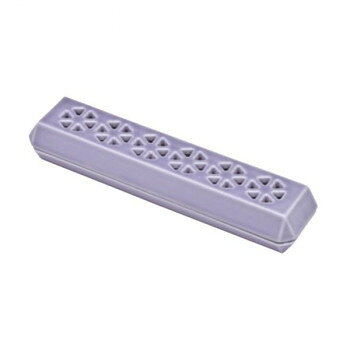上品なデザインの線香皿お線香を寝かせて使用する線香皿です。蓋を使用すれば灰の飛び散りも気になりません。特殊な網を使用しているため、1本でも燃焼します。※条件が悪いと燃焼しない場合があります。※束で使用する商品ではありません。※基本1本で使用...