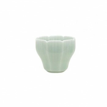 軽やかな厚みと細やかなラインが美しい茶湯器鍋島虎仙窯とのコラボ商品。軽やかな厚みと細やかなラインによって繊細な印象に仕上げました。サイズH4.2×直径5.0cm個装サイズ：5×5×4cm重量個装重量：100g素材・材質磁器生産国日本fk09...