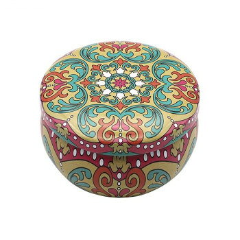 パッケージからかわいいキャンドル缶入りの可愛いフレグランスキャンドルが登場。パッケージもオシャレで気分が上がるアイテム。おうちでのリラックスタイムやギフトにもピッタリ。※火をつけると缶部分が非常に熱くなります。やけどや火災の恐れがありますの...
