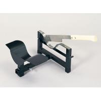 わら、干し草等農家の必需品。受け台がスライドし、切る長さの調整ができます。刃、受け刃がステンレス製で錆びにくいです。アスパラガス、ブロッコリー等の野菜の根切り用。サイズ刃渡り:190mm、サイズ:巾320×長さ460×高さ160mm個装サイ...