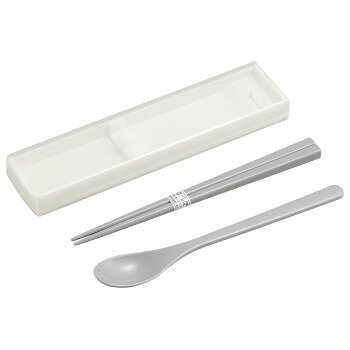 おすすめお箸とスプーンのカトラリー2点セット。シリコーンパーツ付きでカチャカチャ音がなりません。スライド式で開閉しやすい。抗菌剤添加。銀イオンの抗菌力が樹脂表面の細菌の増殖を抑制します。サイズケース:48×191×H18mm、箸:18cm個...