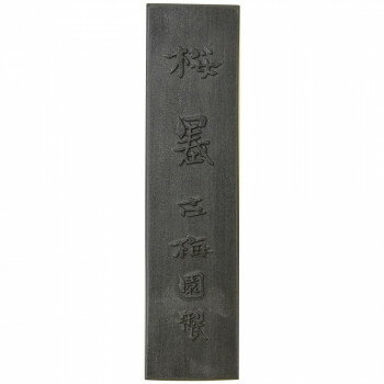 漢字大作用におすすめ。長年にわたる経験で開発した油煙を使った墨で、条幅大作用に適します。硯あたりが良く、早く擦れます。濃墨では幽玄な純黒、淡墨では茶系の黒を呈します。サイズ個装サイズ：18×5×3cm重量個装重量：156g生産国日本fk09...