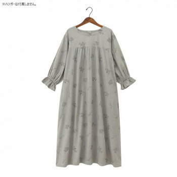 花柄刺繍のワンピース七分丈の袖で露出しすぎず、日差し対策もバッチリ。きゅっと絞った袖口がかわいらしいワンピースです。サイズ着丈SNP〜(約)119cm、バストフリー個装サイズ：34×28×2cm重量個装重量：233g素材・材質コットンキャン...