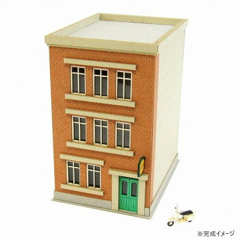 おすすめレンガ貼りで3階建てのかわいらしいビルのキットです。入口の緑の扉もいいアクセントになっています。おまけで白のスクーターが付いています。※完成品ではございません。サイズW44×D55×H70mm個装サイズ：22.5×32.2×2.0c...