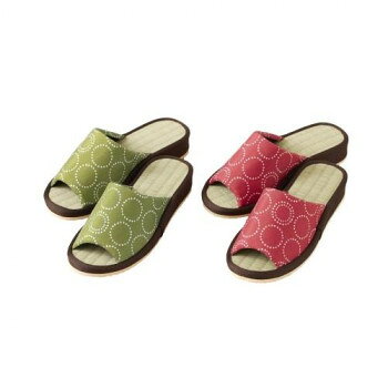 ヒールアップタイプのい草スリッパ2色セット和風モダン調のデザインがお洒落。中敷にい草を使用したサラッとした履き心地です。約3.5cmの程よいヒール高のスリッパ。底裏はEVA素材で軽くて床にやさしい仕様です。サイズ全長:約25cm、ヒール高:...