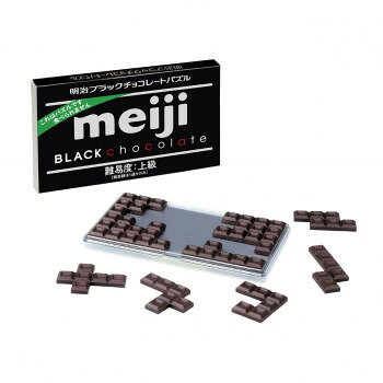 おすすめ明治ブラックチョコレートそっくりのパズル。各ピースは正方形6個の集合体で、11片。このようなピースの形はヘクソミノと呼ばれています。解答はなんと1通りのみ。さらに、11片のチョコレートピースを組み合わせていろいろな図形を想像する遊び...