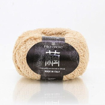 シルク100％のモールヤーン芯にもパイル(毛羽)にもシルクを使った贅沢なモールヤーンです。シルク特有の光沢とソフトな風合いを持った嵩高(かさだか)性のある軽い糸で、ウェアやショールなどのアクセサリー小物としてスリーシーズン着用していただけま...