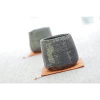 シックな黒の窯変が品のある手造りの逸品。手作りのあたたかさを感じるこだわりの逸品、信楽焼の器です。サイズ8.5×8.5×7.5cm個装サイズ：11×22×9.5cm重量400g個装重量：500g素材・材質陶器(信楽焼)仕様容量:300ccセ...