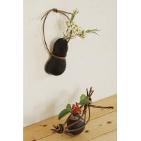 天然の藤ツルを舟形にデザインした壁掛けにもできる花入れ。部屋に置くだけで、空間をおしゃれに演出するモダンなデザインの信楽焼花入れです。サイズ7×23×7.5cm個装サイズ：10×10×25cm重量100g個装重量：300g素材・材質陶器(信...