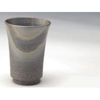 いぶしの黒が高級感ある逸品。味のある信楽焼のカップです。陶器の感触は手によく馴染み、食卓のどんなシーンにも活躍します。サイズ8×8×11cm個装サイズ：8.5×8.5×11.5cm重量250g個装重量：250g素材・材質陶器(信楽焼)仕様容...