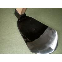 伝統的形状の開墾用クワ新地の熊笹の根をざザクザクと切り進む開墾用クワ。鍛え地に手付け鋼の伝統製法。重量のある大サイズ。サイズ刃サイズ:235mm×190mm、柄:900mm個装サイズ：25×20×93cm重量2600g個装重量：2700g素...