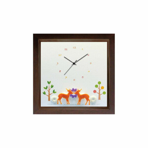 立体的なシカがかわいい壁掛け時計です。フェルトでできた動物が仲良く寄り添っています☆天然木のフレームが温かい雰囲気を演出してくれそう♪サイズW215×H215×D45mm個装サイズ：25×25×6cm重量500g個装重量：650g素材・材質...