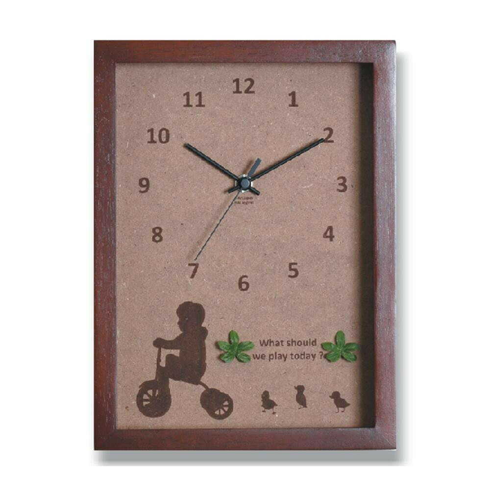 ナチュラルな雰囲気の壁掛け時計です。子どもと動物のシルエットに、立体的な葉っぱの飾りがついています。天然木のフレームが温かい雰囲気を演出してくれそう♪サイズW195×H265×D45mm個装サイズ：22×29×5cm重量600g個装重量：8...