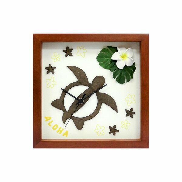 ハワイアンテイストがかわいい壁掛け時計です。ハワイアンの人気アイテム「ホヌ」、「モンステラ」、「プルメリア」を引き立てるシンプルなハワイアンクロックです。サイズW215×H215×D45mm個装サイズ：25×25×6cm重量500g個装重量...