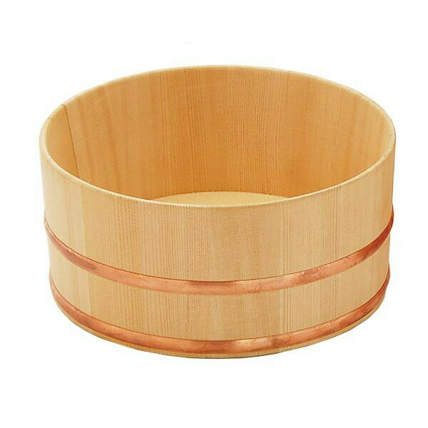 お風呂場に欠かせない定番湯桶。さわらを使用した日本製湯桶です。高さを低く、口を薄くし、女性やお子様にも使いやすいサイズにしました。サイズ約Φ18×H8.6cm個装サイズ：18×18×8.6cm重量個装重量：230g素材・材質本体:さわら(無...