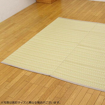 い草のようでい草じゃない!ポリプロピレン素材を細いパイプ状にして織り込んだ敷物です。汚れても水洗いができるので、いつでも清潔にお使い頂けます。サイズ本間8畳(約382×382cm)個装サイズ：57×92×11cm重量個装重量：8200g素材...