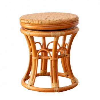 夏の涼感漂う籐製の回転スツール。座ったまま360度回転ができ、適度な高さなのでドレッサーの椅子やベッドサイドの補助椅子としてなど、様々な用途でお使いいただけます。※天然素材を使用した製品は、色・木目・形状等に若干のばらつきがでる場合がござい...