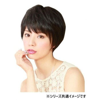 お手軽にイメージチェンジ♪頬を包み込むようにレイヤーを入れた軽やかで動きのあるショートスタイル。自毛をまったく見せずにスッポリかぶる「かつら」タイプのウィッグ。【耐熱】耐熱温度180度、コテやカーラーで巻く場合は同封の取扱説明書をご覧くださ...