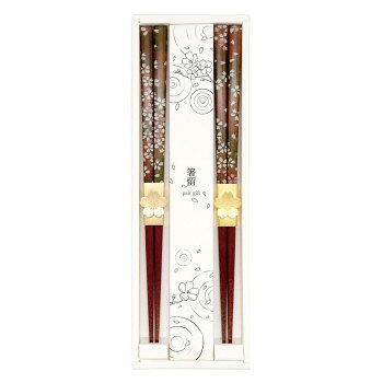 箸留付きの和を感じられるお箸箸留付きのシックなデザインの中に高級感のある桜が散りばめられたペアお箸セットです。ご自宅用としても、贈り物としても活躍します。海外の方へのお土産にもどうぞ。サイズ箸:230mm個装サイズ：25×8×2cm重量個装...