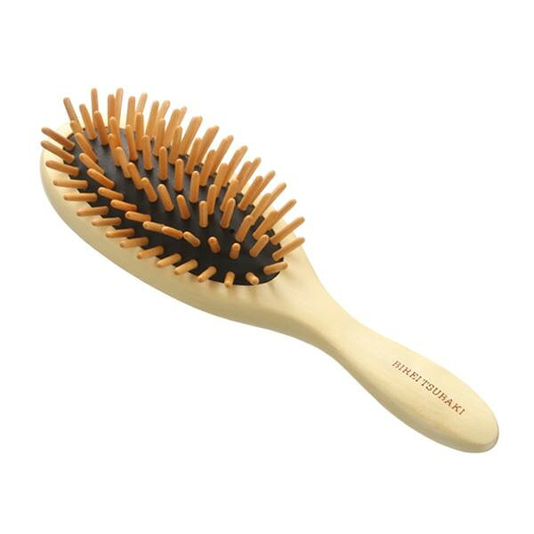 ツヤ感あふれる麗しヘアーへ。伊豆利島の一番しぼり椿油を染み込ませたヘアブラシです。サイズ全長:21cm個装サイズ：24.2×6.5×4.1cm重量個装重量：67g素材・材質ハンドル:つげピン:つげ、椿油クッション:エラストマー生産国日本ツヤ...