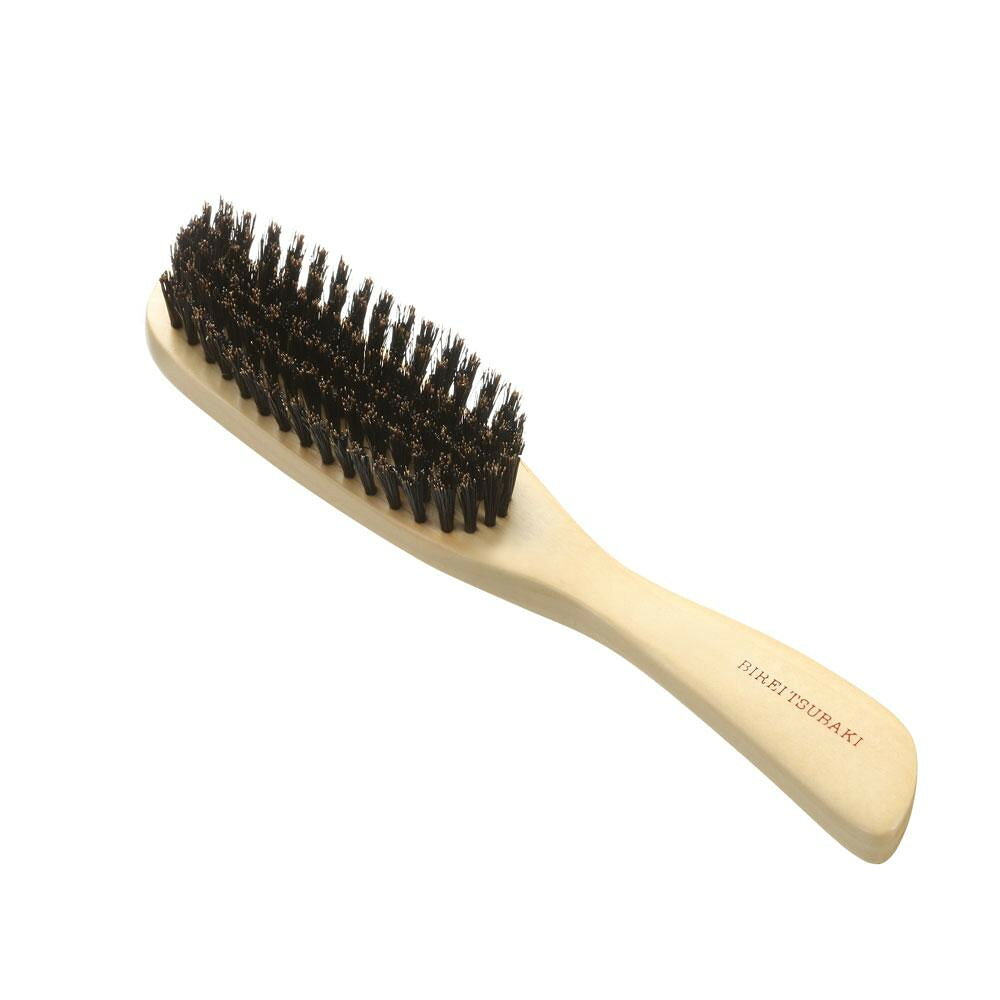 ツヤ感あふれる麗しヘアーへ。伊豆利島の一番しぼり椿油を染み込ませたヘアブラシです。サイズ全長:21cm個装サイズ：24.5×4.4×3.3cm重量個装重量：58g素材・材質本体:つげ毛:豚毛、椿油生産国日本ツヤ感あふれる麗しヘアーへ。※モニ...