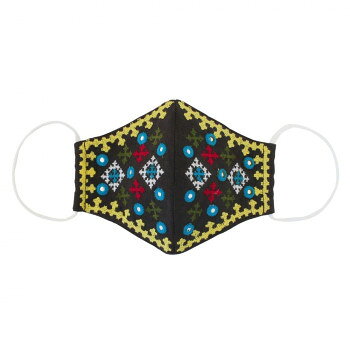 刺繍が華やかな綿麻素材のマスクですインドのカッチ地方に受け継がれている刺繍とミラーワークをモチーフにした、エキゾチックな雰囲気のマスクです。花粉・ほこり・飛沫予防に。内側はガーゼ仕様、フィルター用ポケットあり。耳紐の交換が可能なループタイプ...