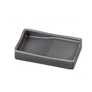 箸置き付きの醤油皿箸置き付きの醤油皿です。積み重ねることができます。タレ入が斜めに設計されており、一般的なタレ入に比べ少量で使用でき、経済的です。食材のタレ切も出来るので使い勝手が良いです。サイズ96×57×20mm個装サイズ：14.6×1...