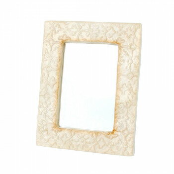 エンボス加工の模様が美しいシリーズ。フィリピンの海で取れたカピス貝を加工して作られています。1つ1つ違う、天然の素材ならではの風合いが楽しめます。※品質保持のため、表面に樹脂コーティングを施してあります。汚れが付いた場合はぬるま湯でやさしく...