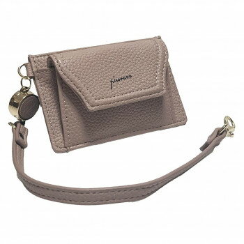 セル窓付き・リール付きのお洒落なパスケース毎日使うものだから、肌さわりに拘った柔らかなフェイクレザーを使用しています。セル窓付き・リール付きのお洒落なパスケース。通勤時・通学時・社員証入れ・学生証入れなどに大活躍します。流行のくすみパステル...