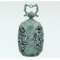 飾るだけで和風の雰囲気に変えてくれる吊灯籠です。高岡銅器の吊灯籠です。日本庭園のインテリアには必需品。年月が経過するほと味わいがでるブロンズ灯籠です。サイズΦ17×30cm個装サイズ：20×20×35cm重量個装重量：3000g素材・材質銅...