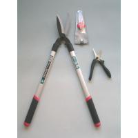 樹木と草花の剪定に使えるアルミ強力型刈込鋏と剪定鋏のセット。丸パイプに比べ、約4倍以上の強度があるので切断する際の剛性感がちがいます。さらにグリップは2重成形を採用し、エラストマ樹脂により滑りにくくなっています。アルミ柄刈込鋏はダブル焼入れ...