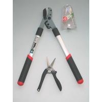 樹木と草花の剪定に使えるアルミ太枝切鋏と大久保鋏のセット。枝の剪定作業に。切り落とした枝の整理に。丸パイプに比べ、約4倍以上の強度があるので切断する際の剛性感がちがいます。さらにグリップは2重成形を採用し、エラストマ樹脂により滑りにくくなっ...