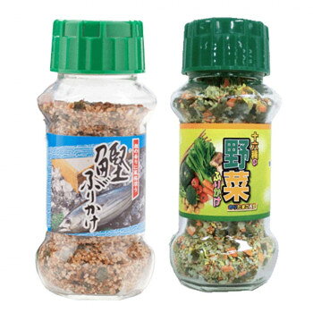 風味ゆたかなふりかけあたたかいご飯におむすび、お弁当にふりかけて、お召し上がりください。【鰹ふりかけ】茶色を基調とした色合いで、鰹のイメージ及び風味を生かしたカルシウム豊富なふりかけです。ごま・のりで風味を高めています。【十六種の野菜ふりか...
