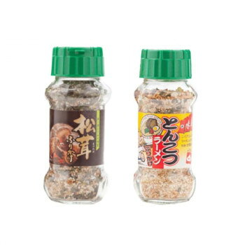 ふりかけセット松茸ふりかけは、松茸の風味をいかしたふりかけです。ごま・のりで風味を高めています。とんこつラーメンふりかけは、茶色を基調とした色合いで、とんこつラーメンのイメージ及び風味のふりかけです。ねぎ、胡麻、海苔で風味を高めています。内...